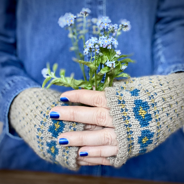 Ravelry: Forget me knot mitts pattern by Stone Knits