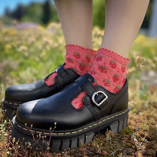 Ravelry: Itty Bitty Berry socks pattern by Stone Knits