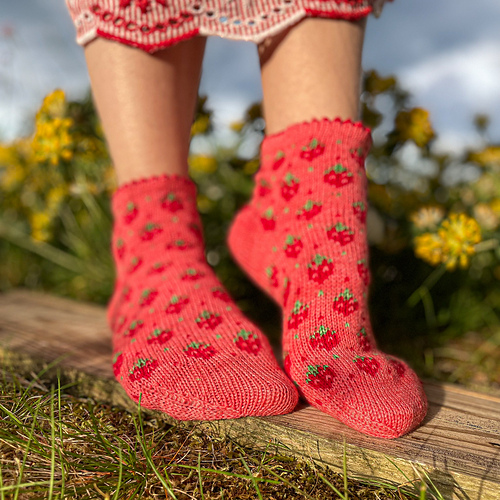 Ravelry: Itty Bitty Berry socks pattern by Stone Knits