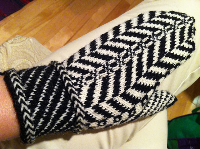 Ravelry: Traditional Lithuanian Pattern Mittens pattern by Sonata Eidikiene