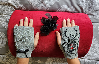 Ravelry: Susanlacewing's Black Widow Fingerless Mitts