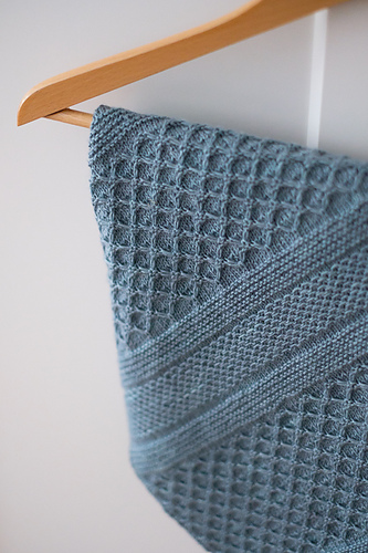 Ravelry: Frozen Silver Cowl pattern by SuviKnits
