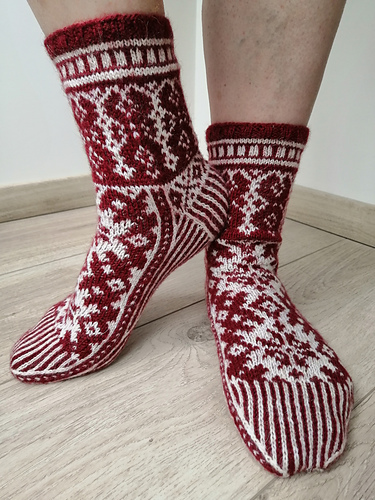Ravelry: Svyazano's 0-1335 Christmas Raffle Socks