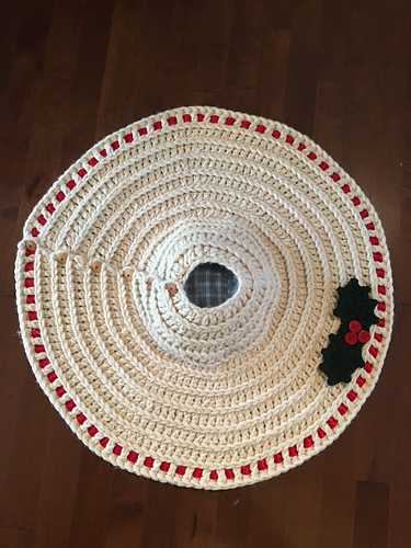Ravelry: Farmhouse Christmas Tree Skirt pattern by Rachel Alford