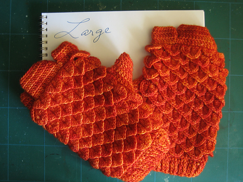 Ravelry: Crocodile Stitch "Dragonscale Fluffy Gloves" pattern by Tahara