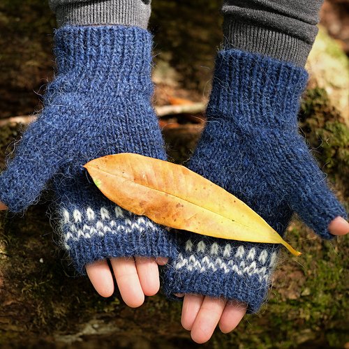 Ravelry: Simple fingerless mittens with arch gusset pattern by Tania Barley