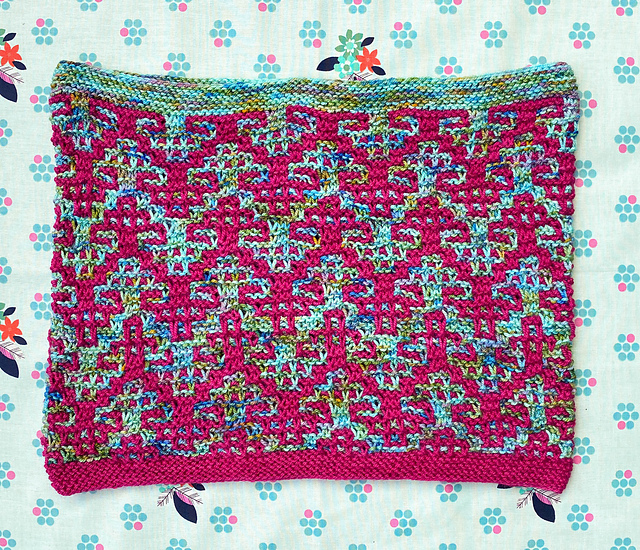 Ravelry: Linked Arms Cowl pattern by Tanis Gray