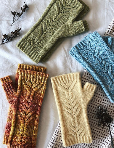 Ravelry: Hop Cone Mitts pattern by Maria Tarasova