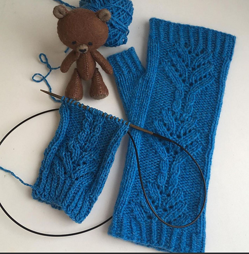 Ravelry: Hop Cone Mitts pattern by Maria Tarasova