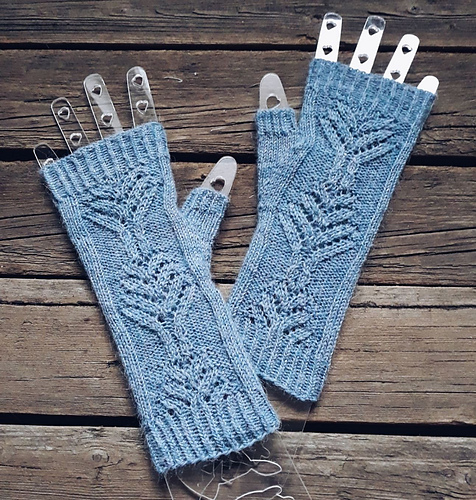 Ravelry: Hop Cone Mitts pattern by Maria Tarasova