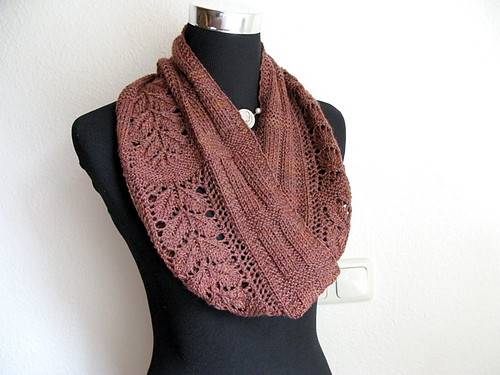 Ravelry: Leaflet Cowl pattern by Galzanne Knits