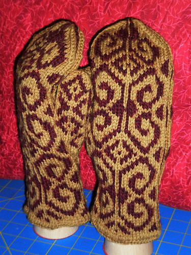 Ravelry: TeriB's Fiddlehead Mittens