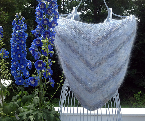 Ravelry: Shiny Garter Triangle pattern by Iris Schreier