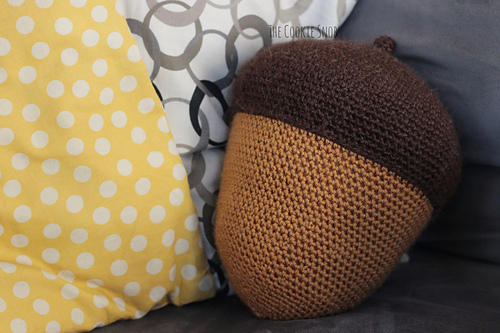 Ravelry: Acorn Throw Pillow pattern by Erin Sharp