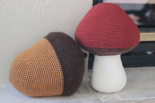 Ravelry: Acorn Throw Pillow pattern by Erin Sharp