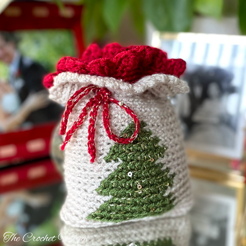 Ravelry: Christmas Tree Mini Gift Bag pattern by The Crochet Village