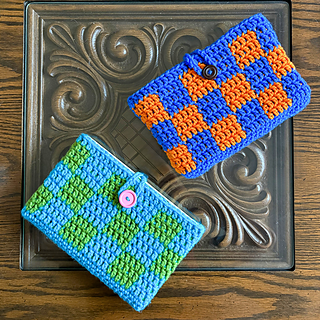 Ravelry: Checkered Book Sleeve pattern by The Disco Loop
