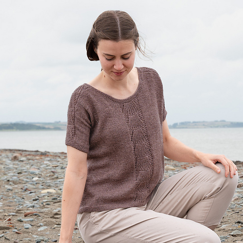 Ravelry: Fanshell Tee pattern by Arianna Frasca