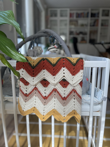 Ravelry: b16-24 Baby Snug pattern by DROPS design