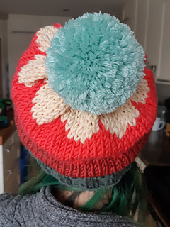 Ravelry: Inverted Scallops Beanie pattern by The Iron Cat