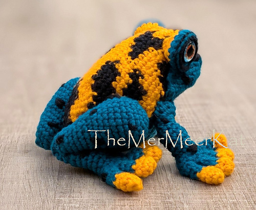 Ravelry: poison dart frog and red eyed tree frog pattern by Carrine Ng