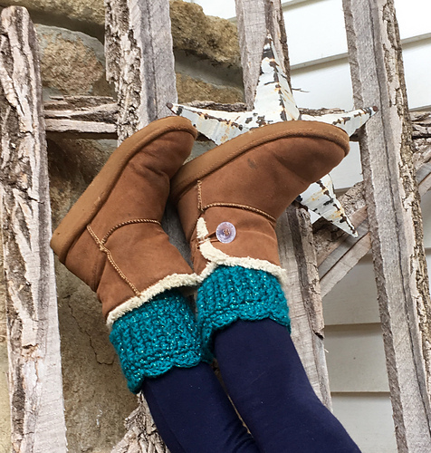 Ravelry: Sweet Scallops Boot Cuffs pattern by Haute Kippy by Bethany Sypolt
