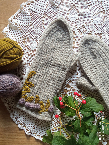 Ravelry: Blueberries Mittens pattern by The WoolenRose