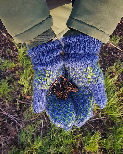 Ravelry: 0-1460 Christmas Claps pattern by DROPS design