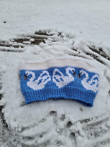 Ravelry: Frozen Swan Lake Cowl pattern by Fay Lina