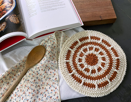 Ravelry: Encircle Me Potholder pattern by Dayna Perry Ravelry: Encircle Me Potholder pattern by Dayna Perry