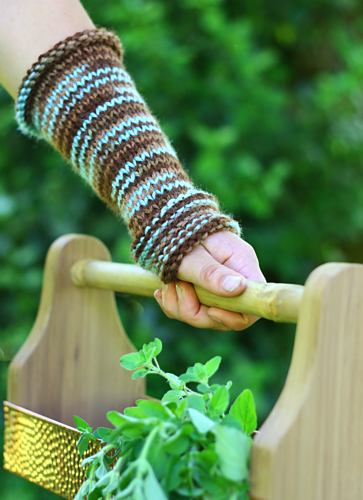 Ravelry: Je Suis Prest armwarmers (Outlander) pattern by Lydia Wilton