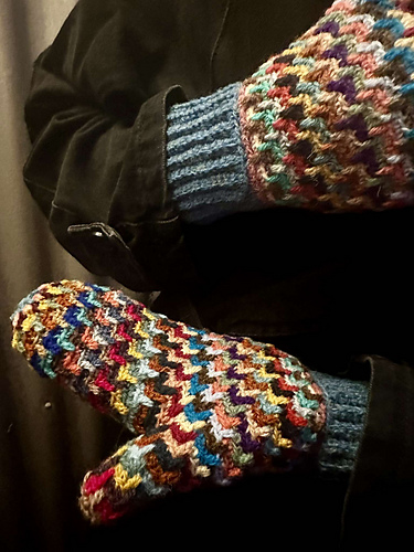Ravelry: Scrappy Mittens pattern by Tinna Thórudóttir