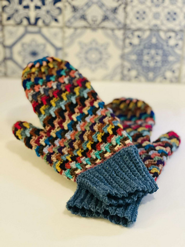 Ravelry: Scrappy Mittens pattern by Tinna Thórudóttir