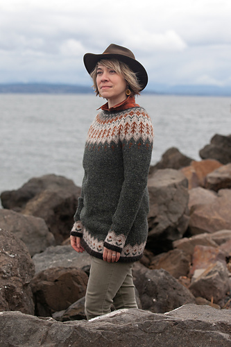 Ravelry: Miðalda (Midhalda) pattern by Julia Reddy