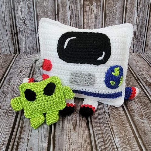 Ravelry: Alien Mini Cuddler pattern by Victoria Stewart