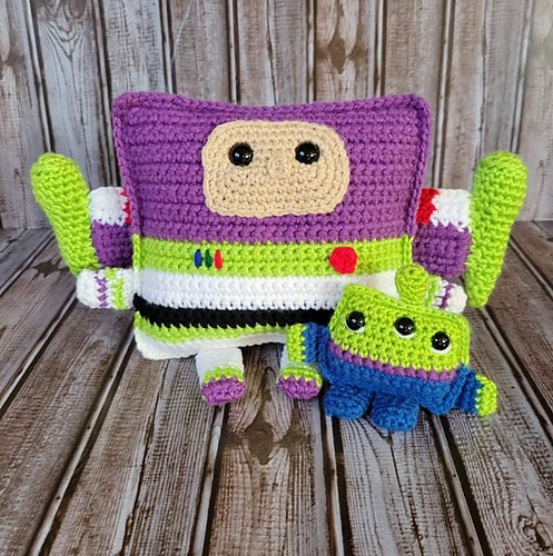Ravelry: Alien Mini Cuddler pattern by Victoria Stewart