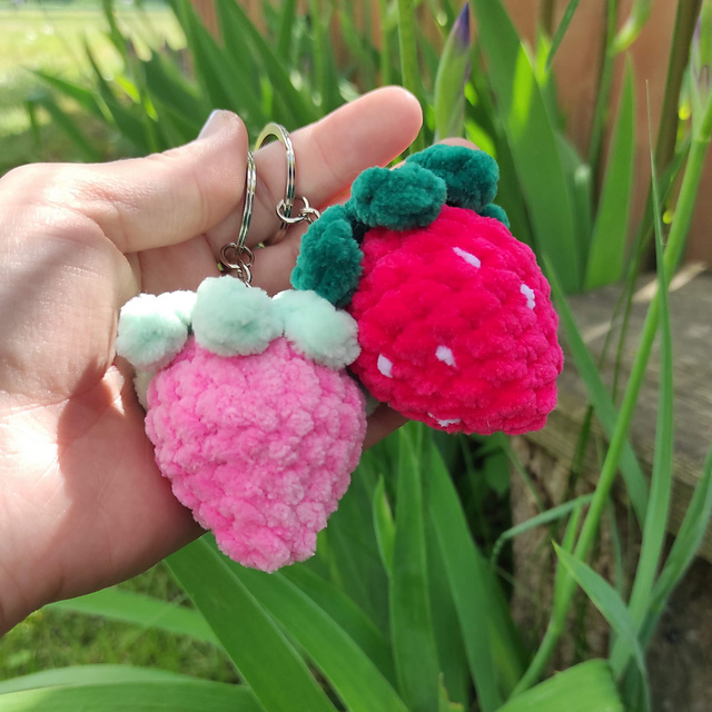 Ravelry: Strawberry keychain pattern by Ivanna Garazhdzhuk