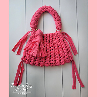 Ravelry: T Shirt Fringe Bag pattern by Laura Brian