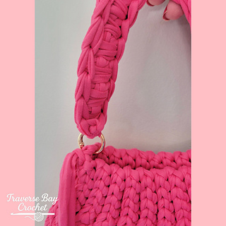 Ravelry: T Shirt Fringe Bag pattern by Laura Brian