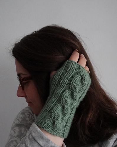 Ravelry: Mirror fingerless mittens pattern by Lucía Castellanos
