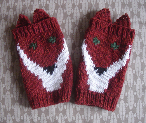 Ravelry: Fox Face DK fingerless gloves/mitts pattern by Twisted Classics