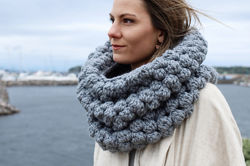 Ravelry: Cumulus Cowl pattern by Alexandra Tavel