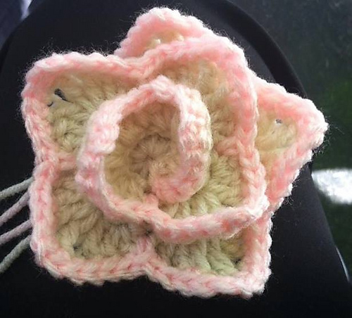 Ravelry: no roll rose/square block pattern by jackie blennis