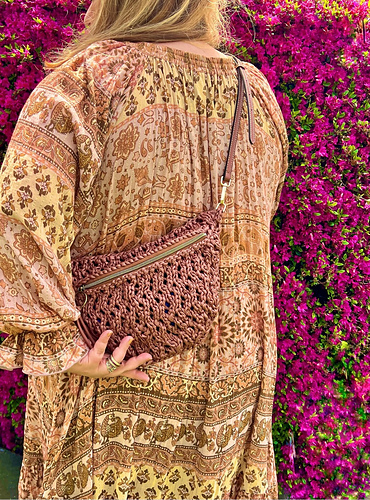 Ravelry: Le Fanny Belt Bag pattern by Vanessa Reyes aka Vanrey Knits