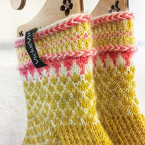 Ravelry: Oriental Socks pattern by Mia Dehmer / VickeVira