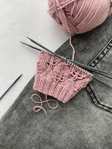 Ravelry: Ankle Leaves socks pattern by Vicky Moroz