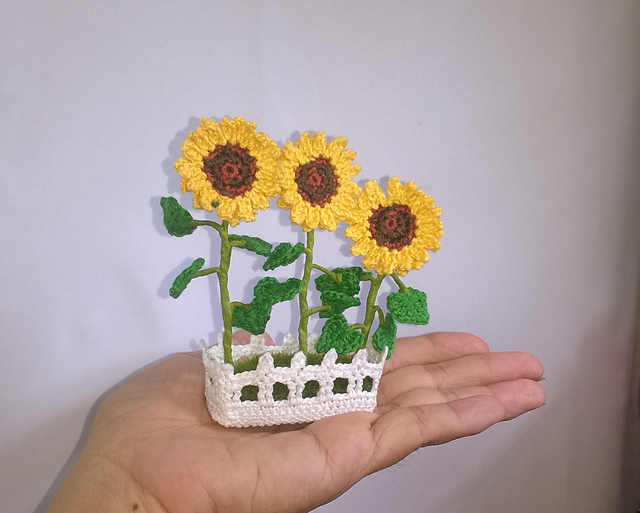 Ravelry: Mini Sunflower and picket fence box flower crochet pattern by ...
