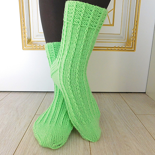 Ravelry: Green Women Socks | V2 pattern by Polina Zhaivoronok