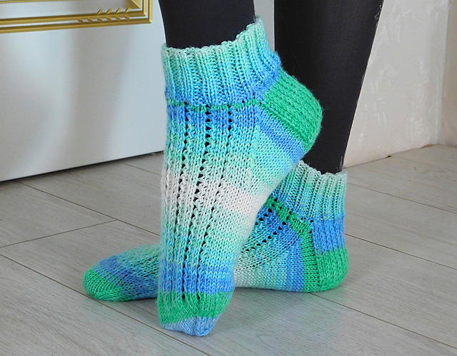 Ravelry: Short spring socks pattern by Lyudmila Zhaivoronok
