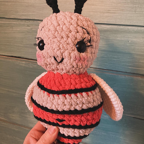 Ravelry: L’abeille Beebee the bee pattern by ViviTricote